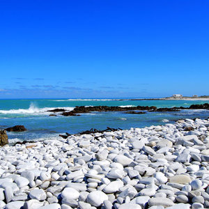 The Pebbled Beach, Suiderstrand | Xplorio Agulhas