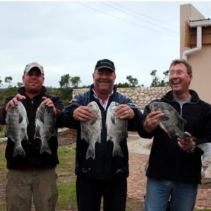 Oubaas met drinkhoed op sy stukke | Xplorio Gansbaai