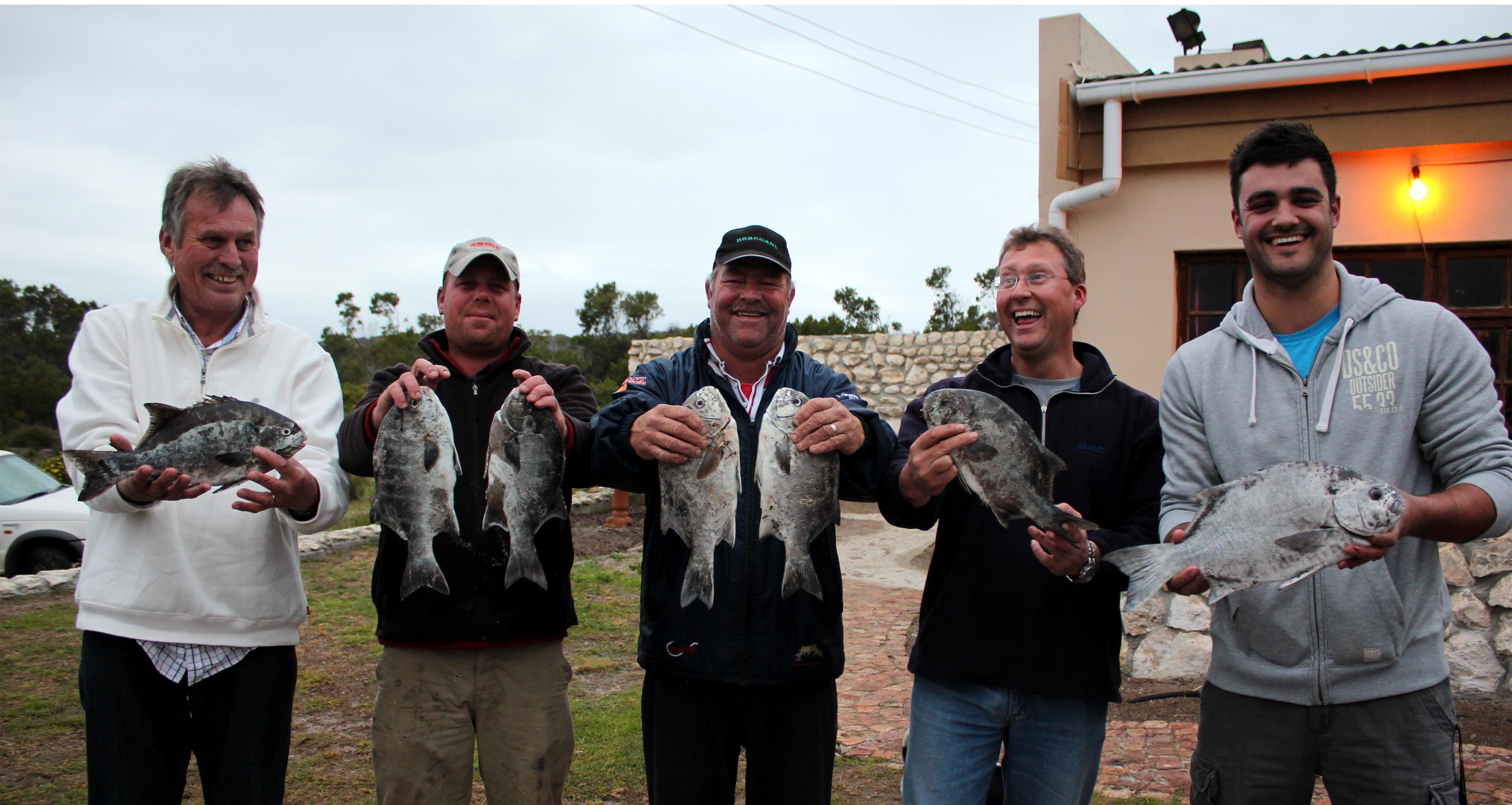 Oubaas met drinkhoed op sy stukke | Xplorio Gansbaai