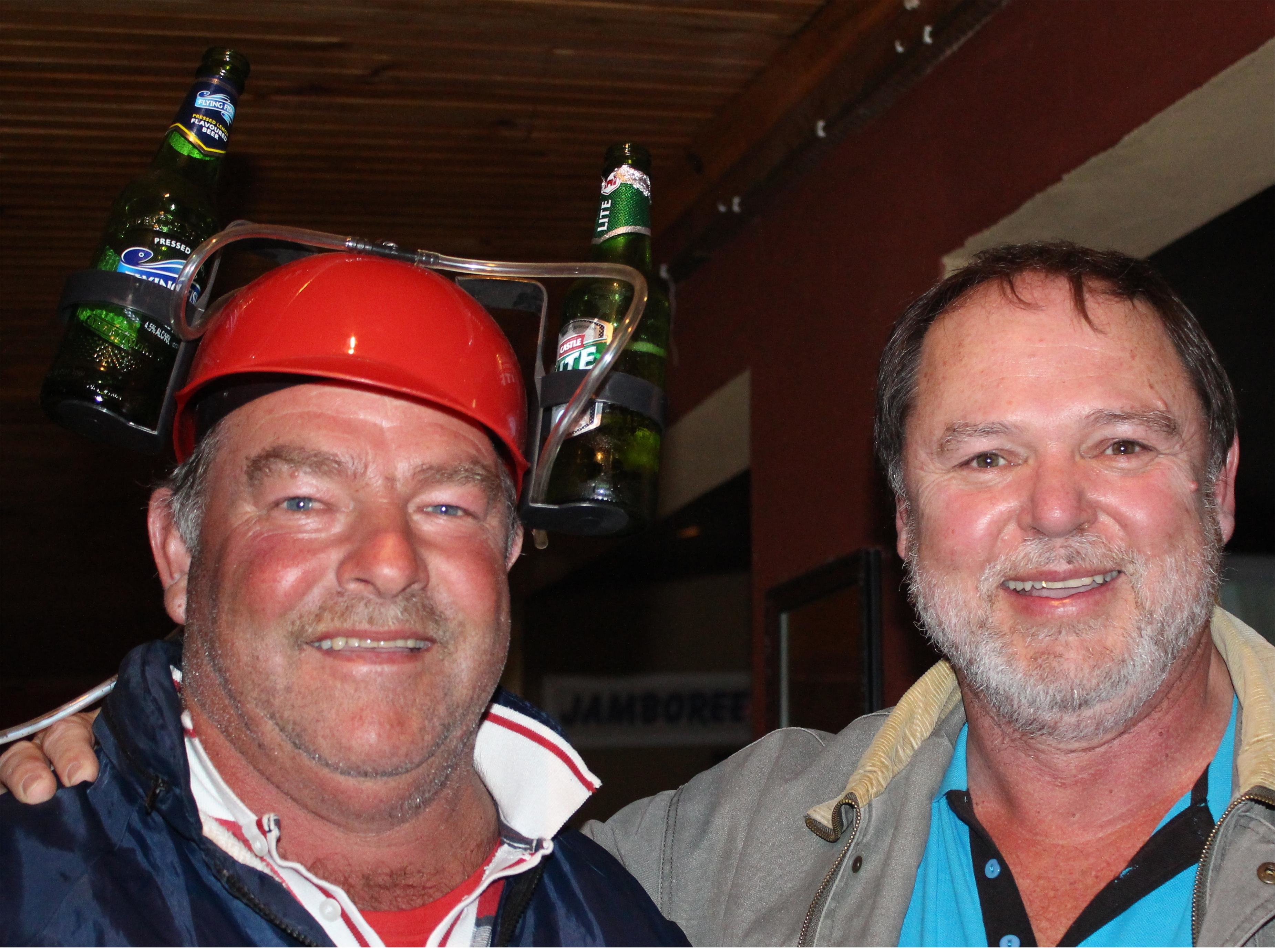 Oubaas met drinkhoed op sy stukke | Xplorio Gansbaai